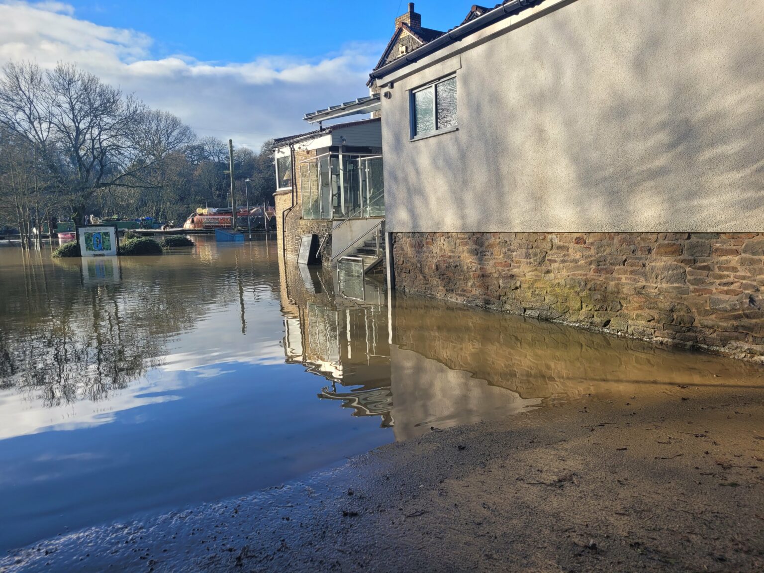 Floods force pubs to close